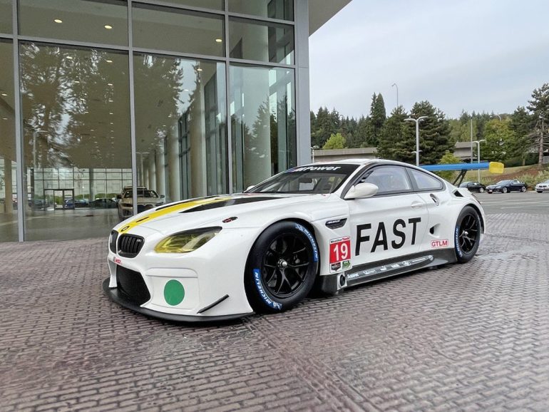 Il joue avec la perspective pour immortaliser des petites voitures ...