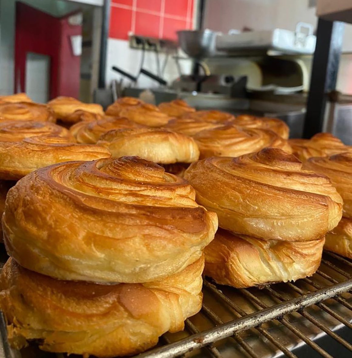 Le premier restaurant de croissants-burgers ouvre ses portes à Paris ...