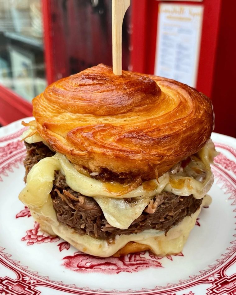 Le premier restaurant de croissants-burgers ouvre ses portes à Paris ...