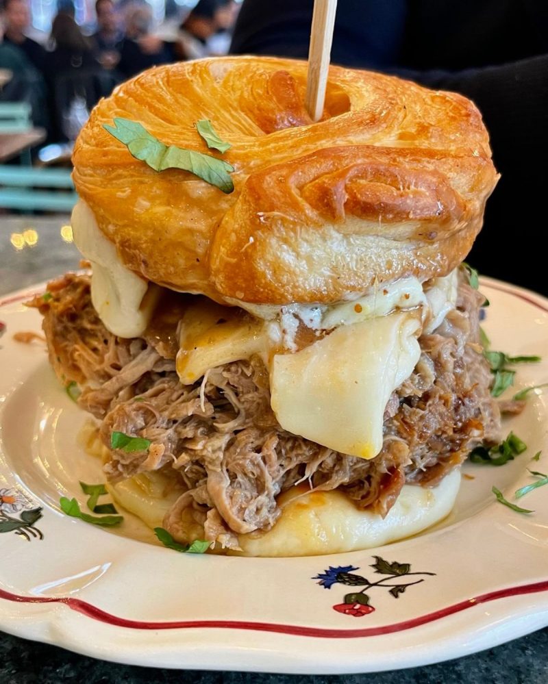 Le premier restaurant de croissants-burgers ouvre ses portes à Paris