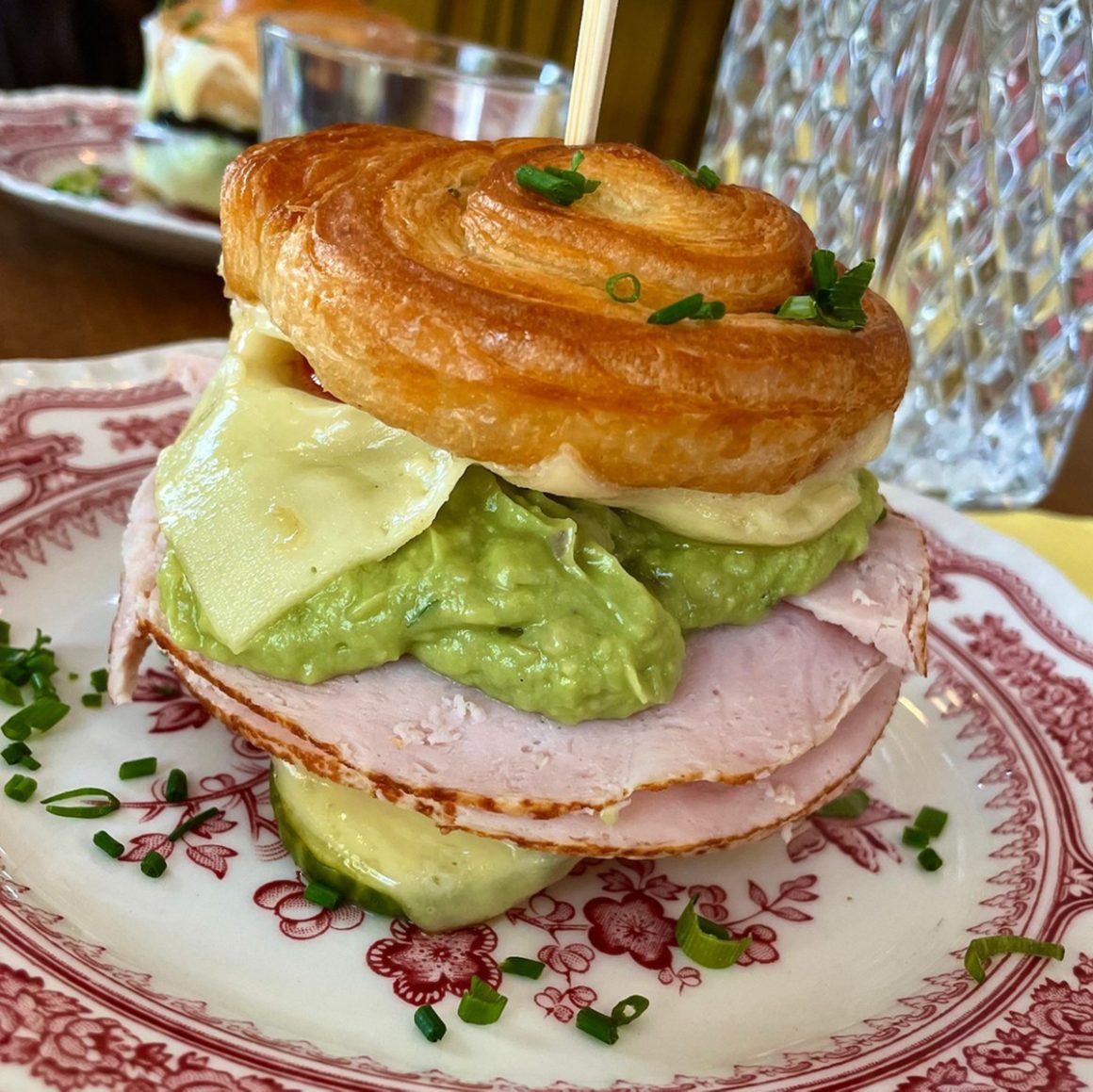 Le premier restaurant de croissants-burgers ouvre ses portes à Paris
