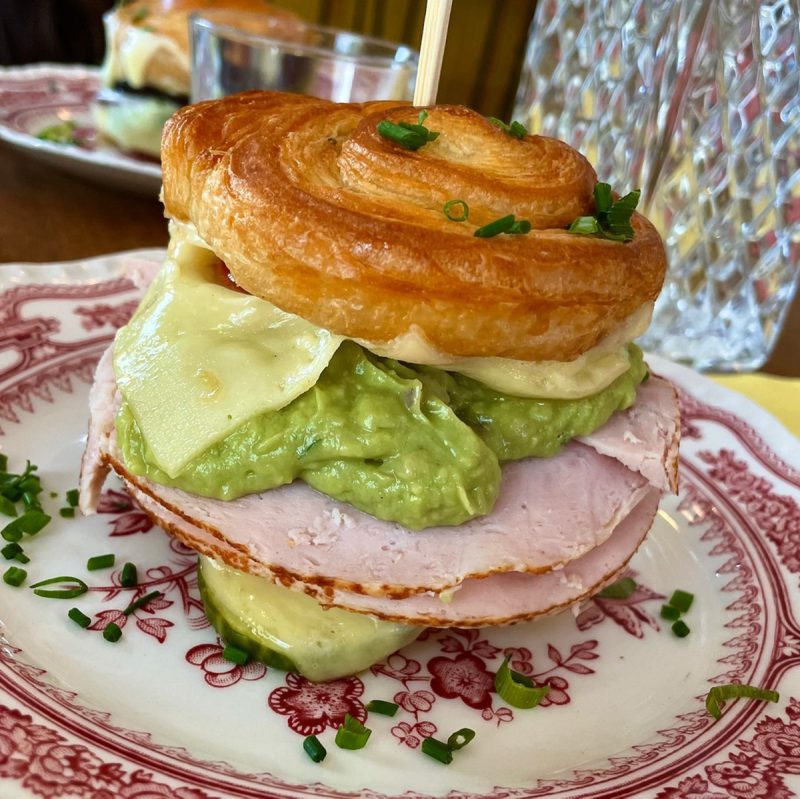 Le premier restaurant de croissants-burgers ouvre ses portes à Paris