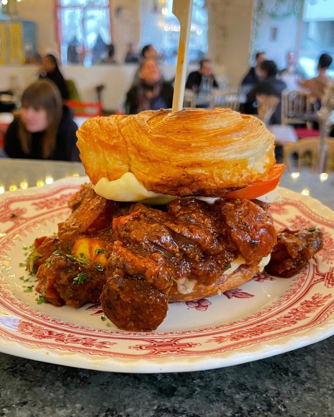 Le premier restaurant de croissants-burgers ouvre ses portes à Paris