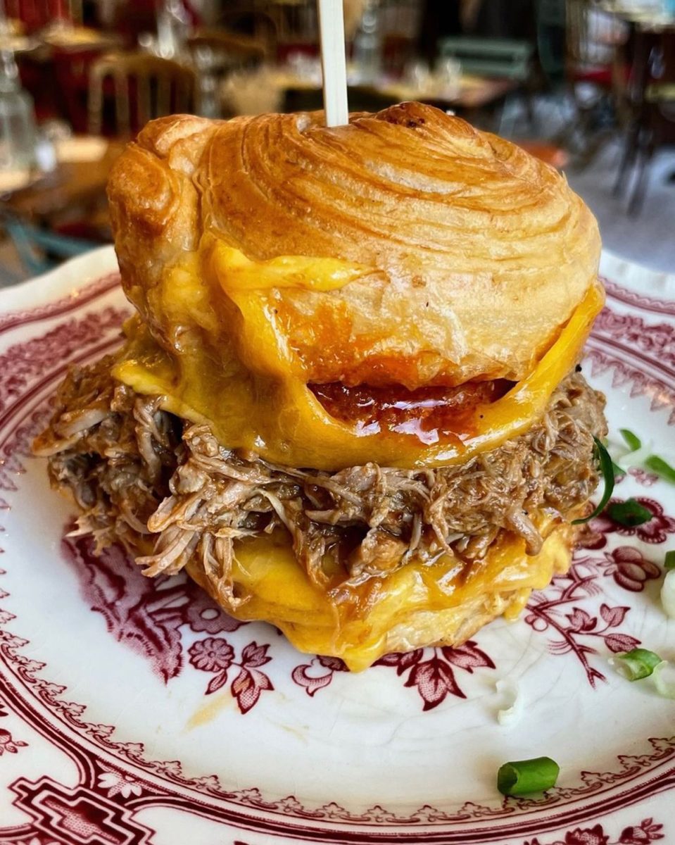 Le premier restaurant de croissants-burgers ouvre ses portes à Paris ...