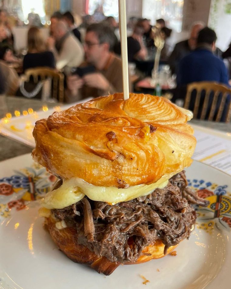 Le premier restaurant de croissants-burgers ouvre ses portes à Paris ...