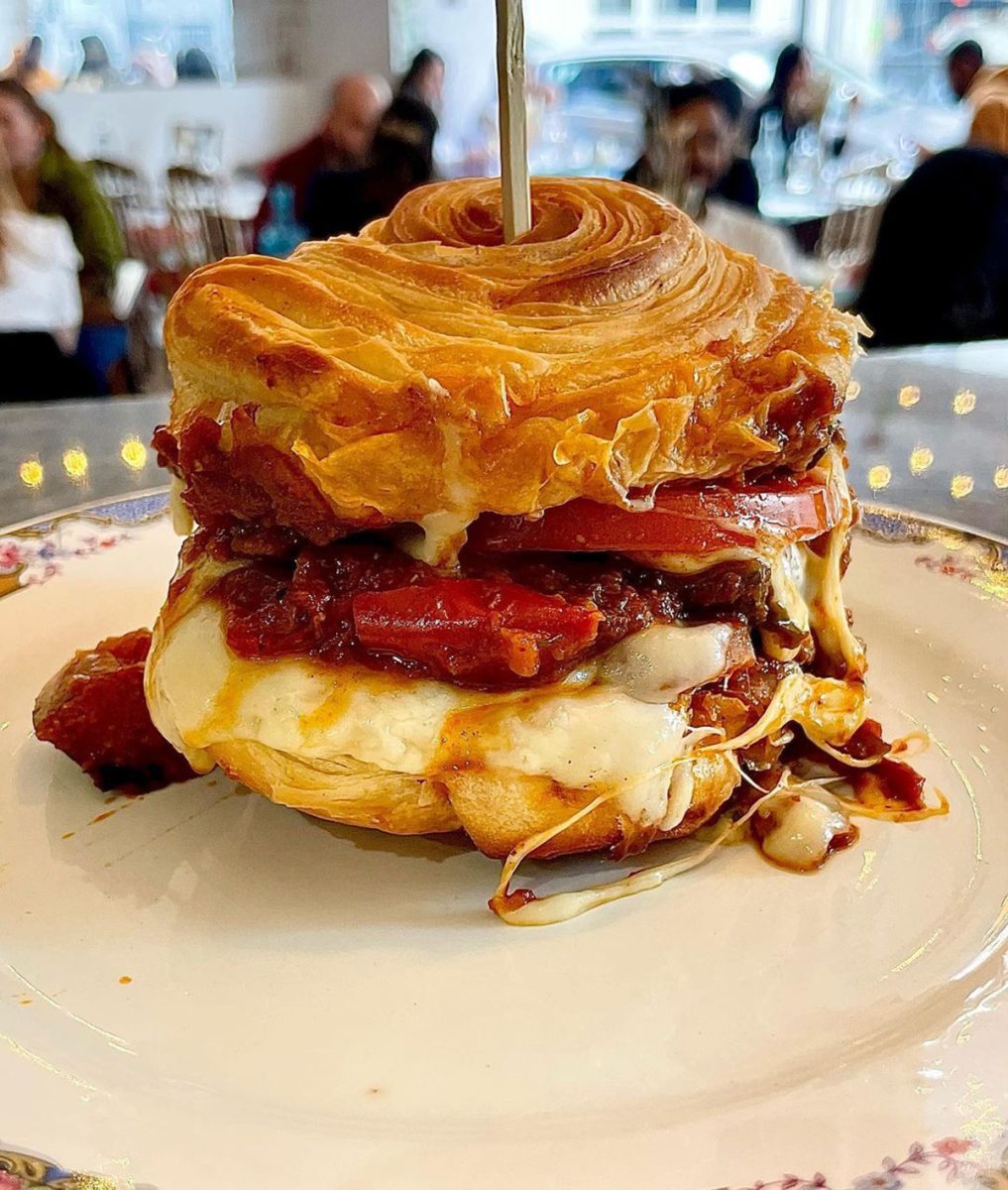 Le premier restaurant de croissants-burgers ouvre ses portes à Paris