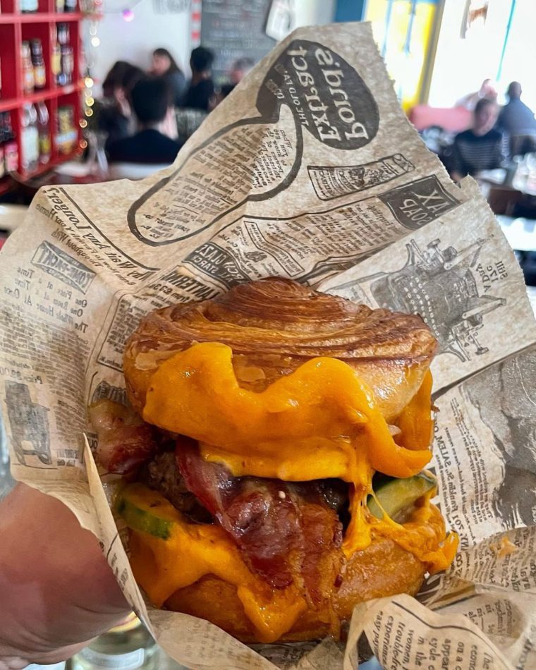 Le premier restaurant de croissants-burgers ouvre ses portes à Paris