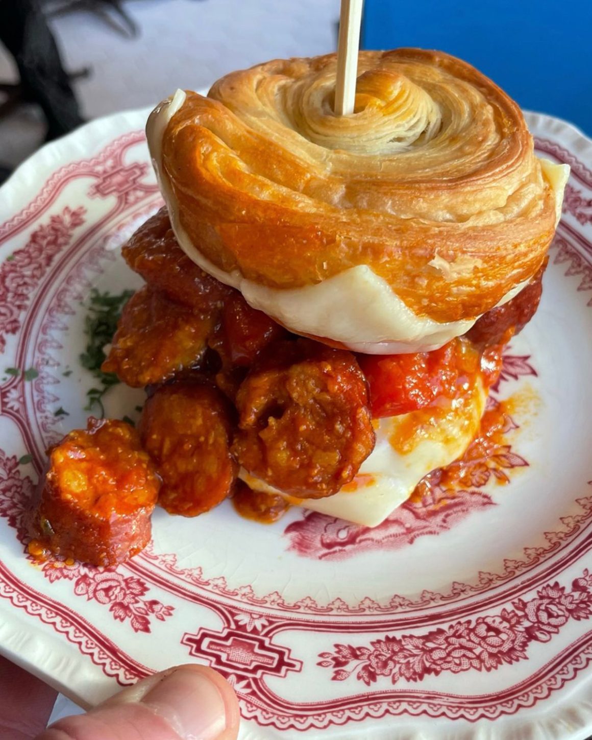 Le premier restaurant de croissants-burgers ouvre ses portes à Paris