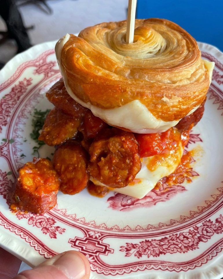 Le premier restaurant de croissants-burgers ouvre ses portes à Paris ...