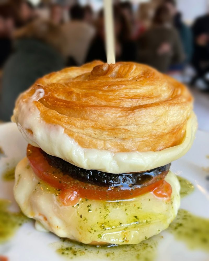 Le premier restaurant de croissants-burgers ouvre ses portes à Paris