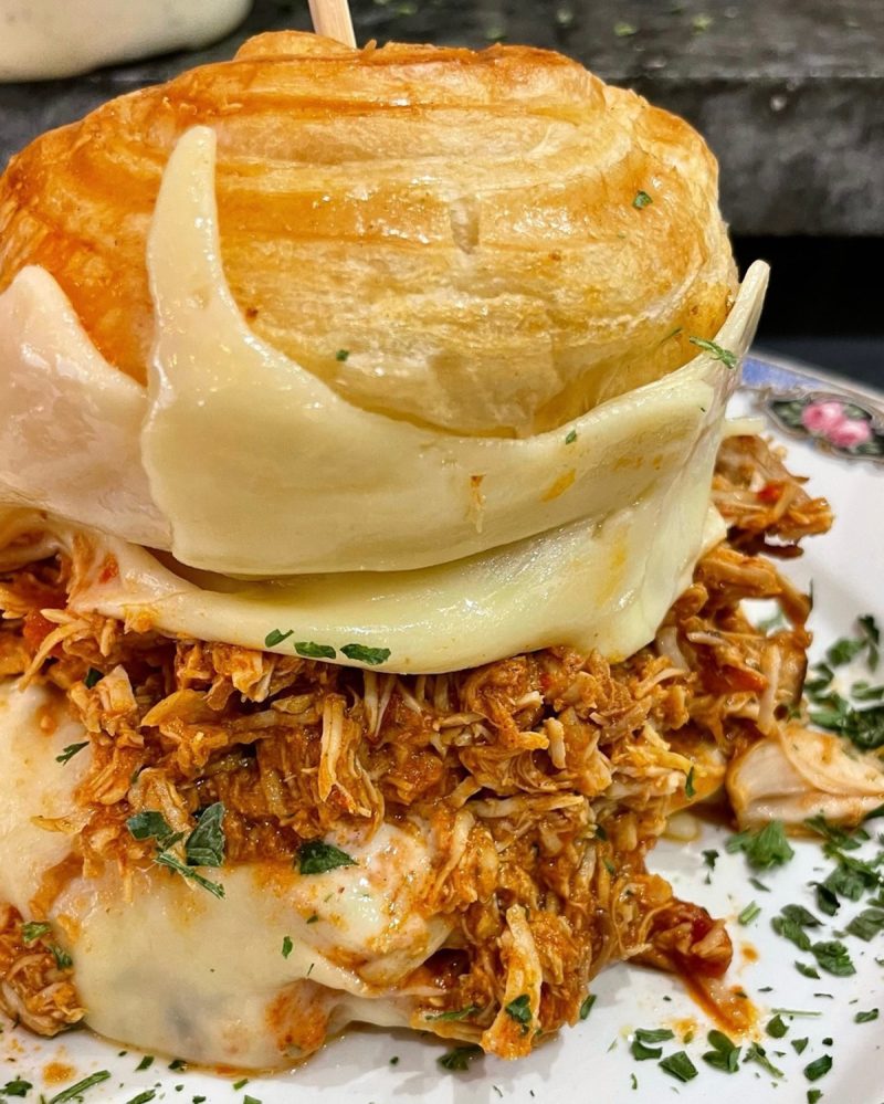 Le premier restaurant de croissants-burgers ouvre ses portes à Paris