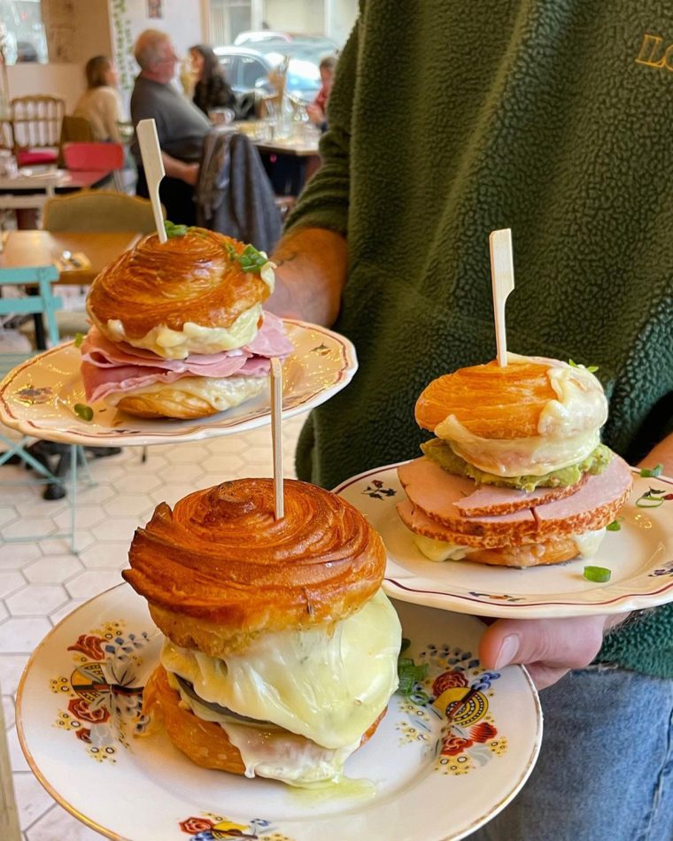 Le premier restaurant de croissants-burgers ouvre ses portes à Paris ...