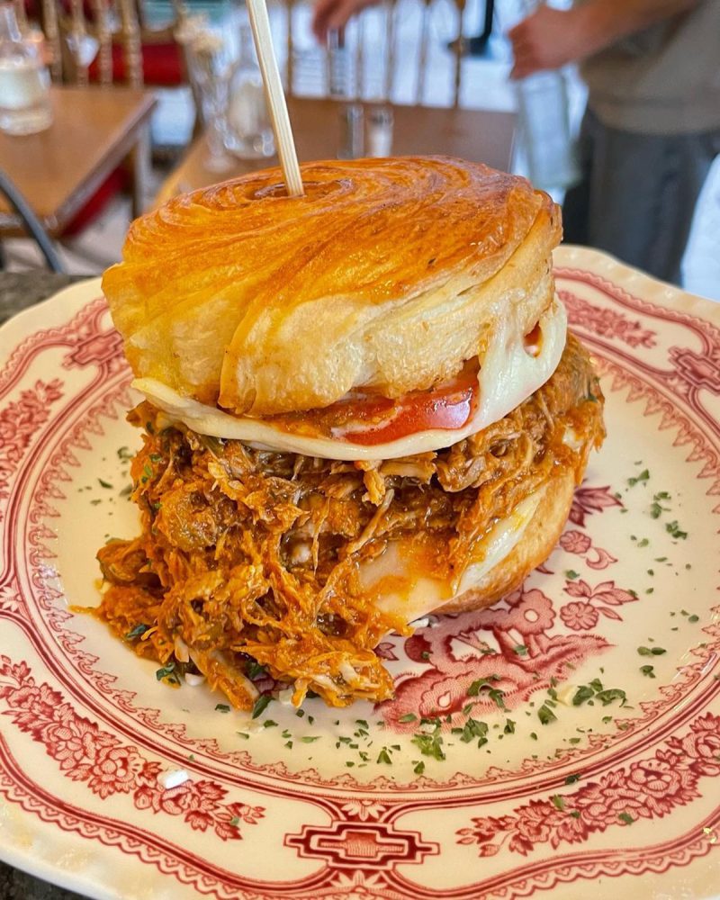 Le premier restaurant de croissants-burgers ouvre ses portes à Paris ...