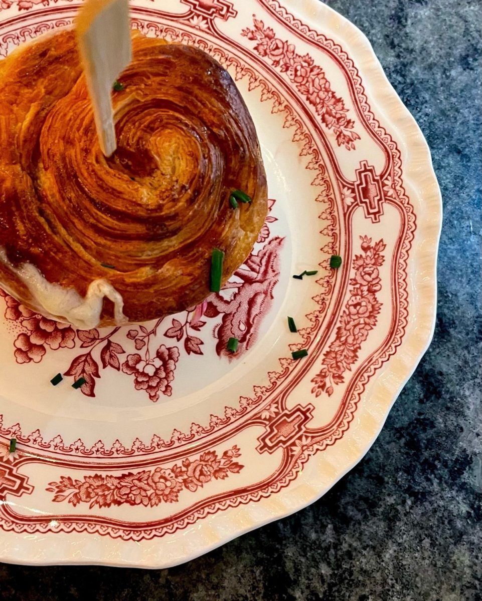 Le premier restaurant de croissants-burgers ouvre ses portes à Paris ...