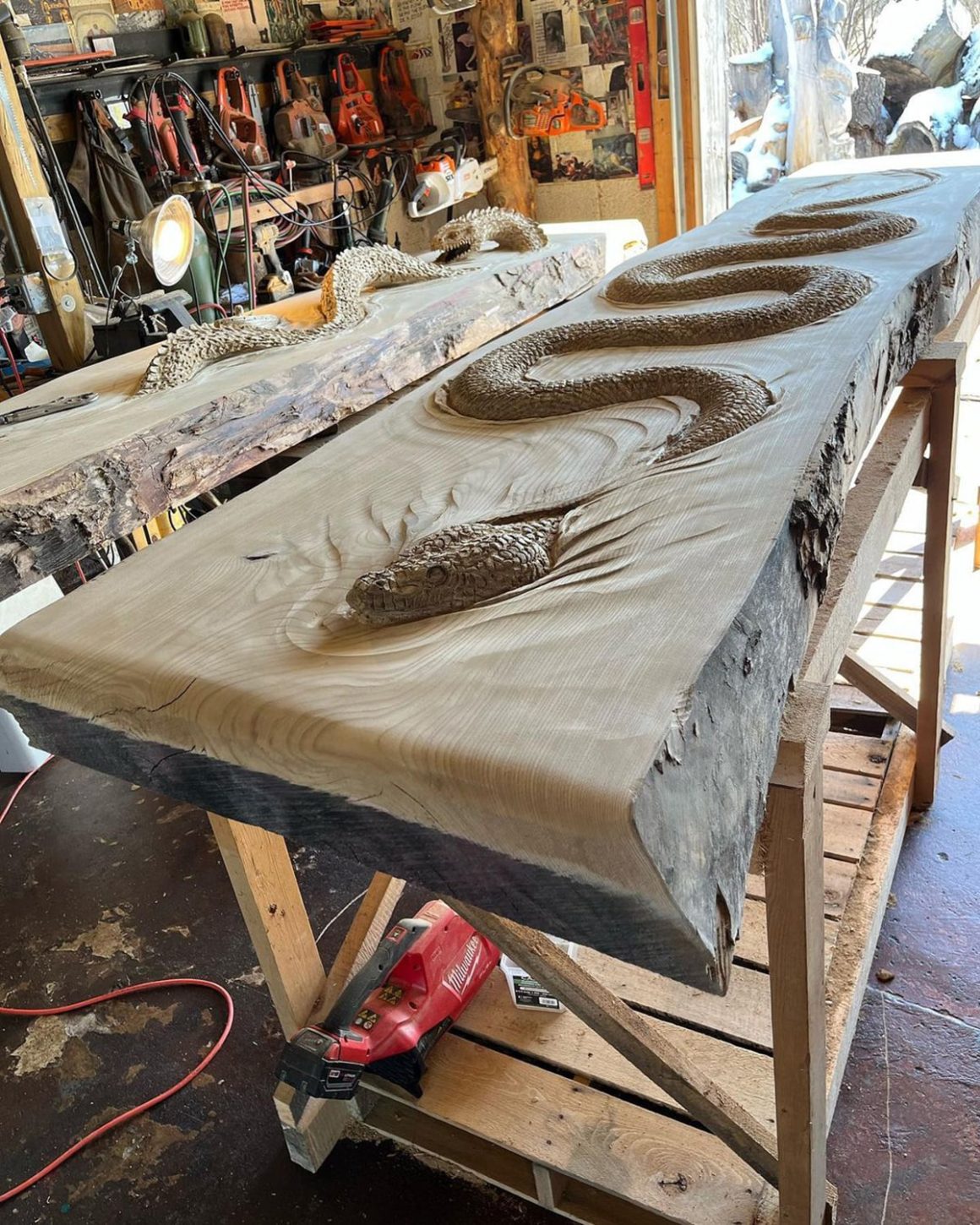 Les incroyables sculptures en bois de Scott Dow semblent prendre vie ...