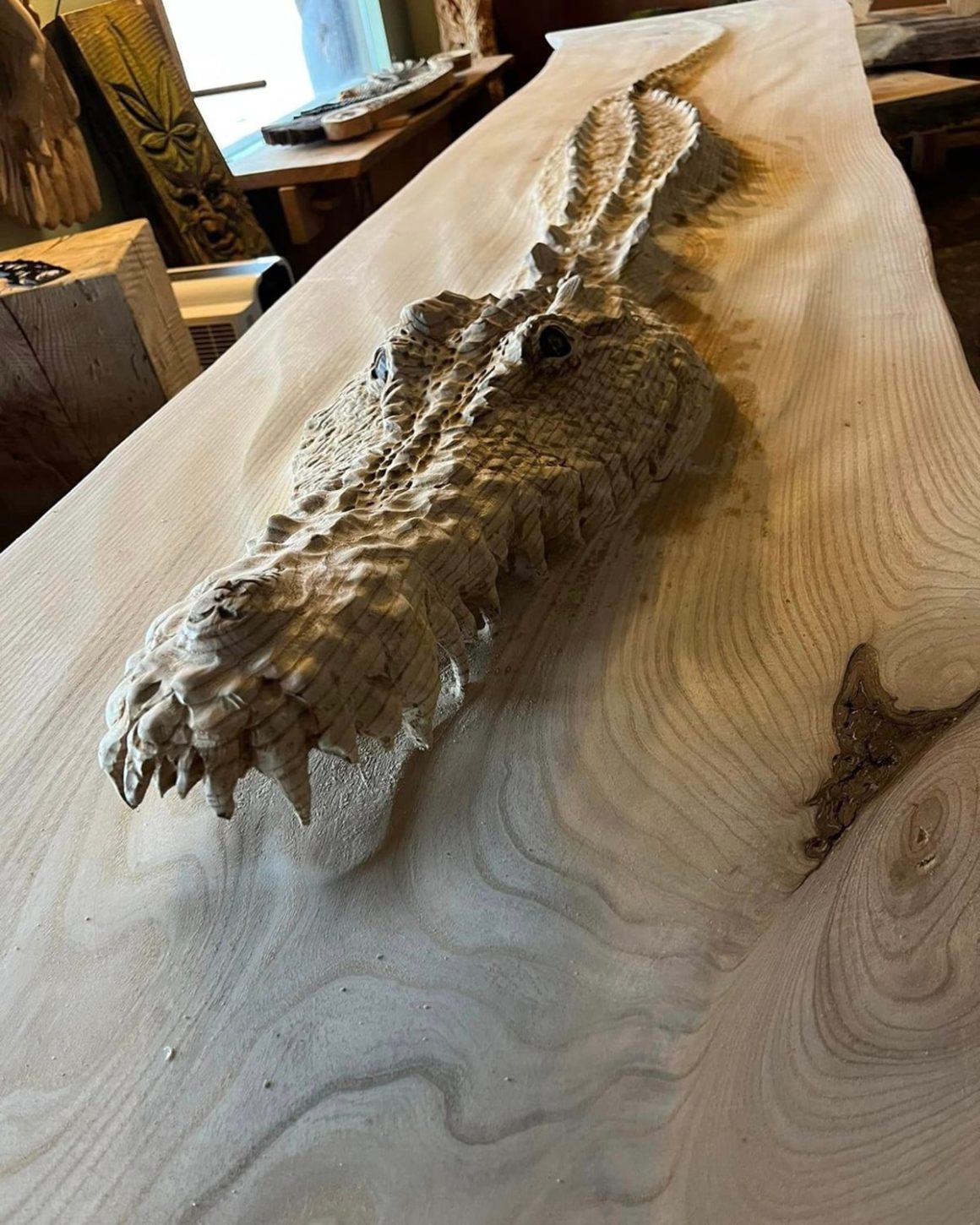 Les incroyables sculptures en bois de Scott Dow semblent prendre vie ...