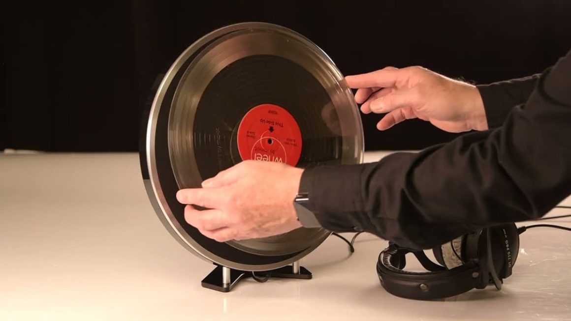 Un tourne-disque vertical pour apporter une touche de modernité à votre ...