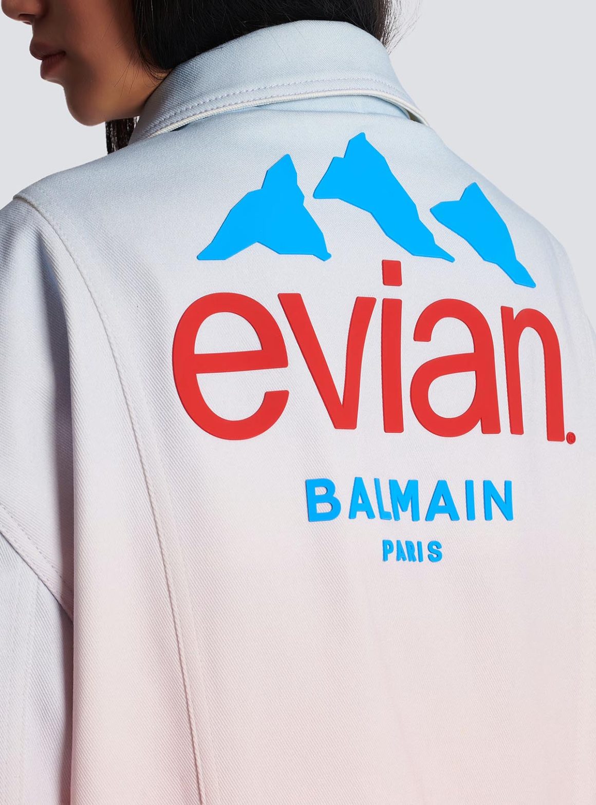Balmain et Evian collaborent pour une collection de prêt-à-porter "durable"