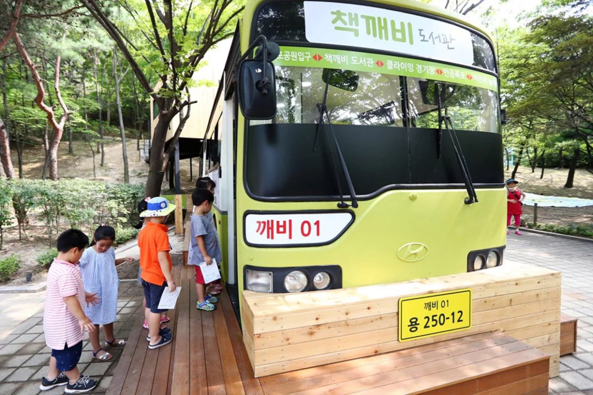 Corée du Sud : un bus abandonné transformé en bibliothèque pour enfants ...
