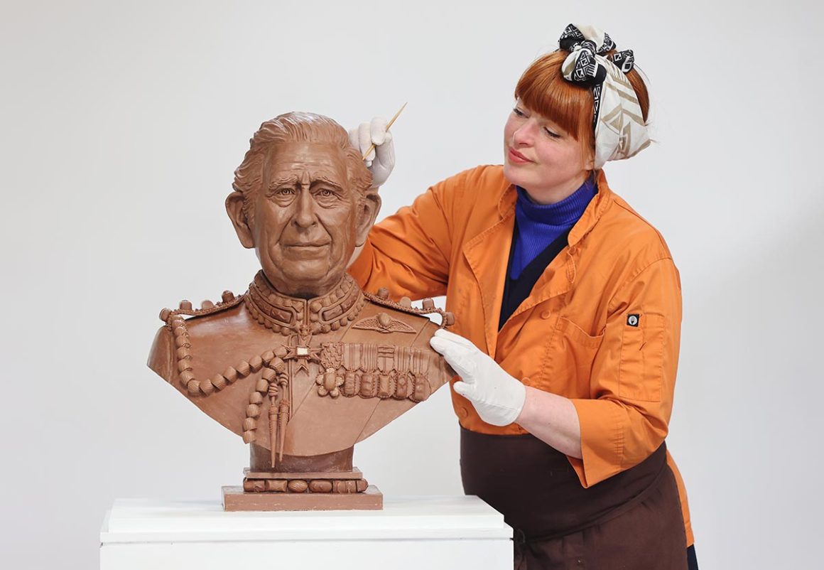 Celebrations sculpte un buste en chocolat pour le couronnement de ...