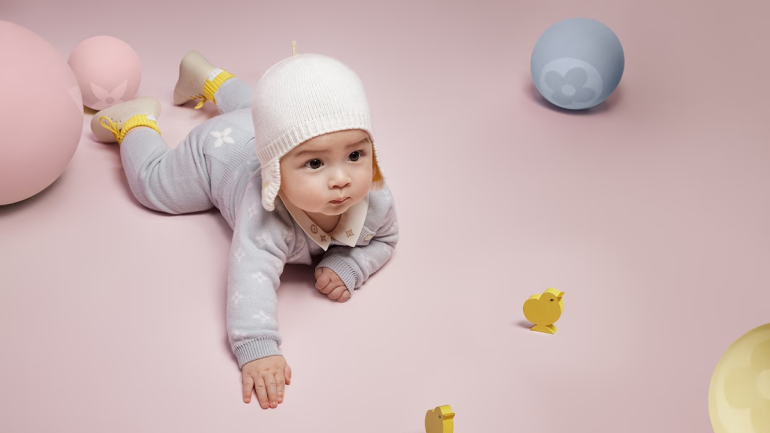 Louis Vuitton dévoile sa première collection de vêtements pour bébés ...