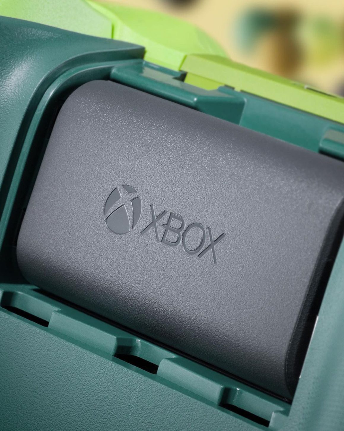 Microsoft dévoile une manette de Xbox fabriquée à partir de CD recyclés ...