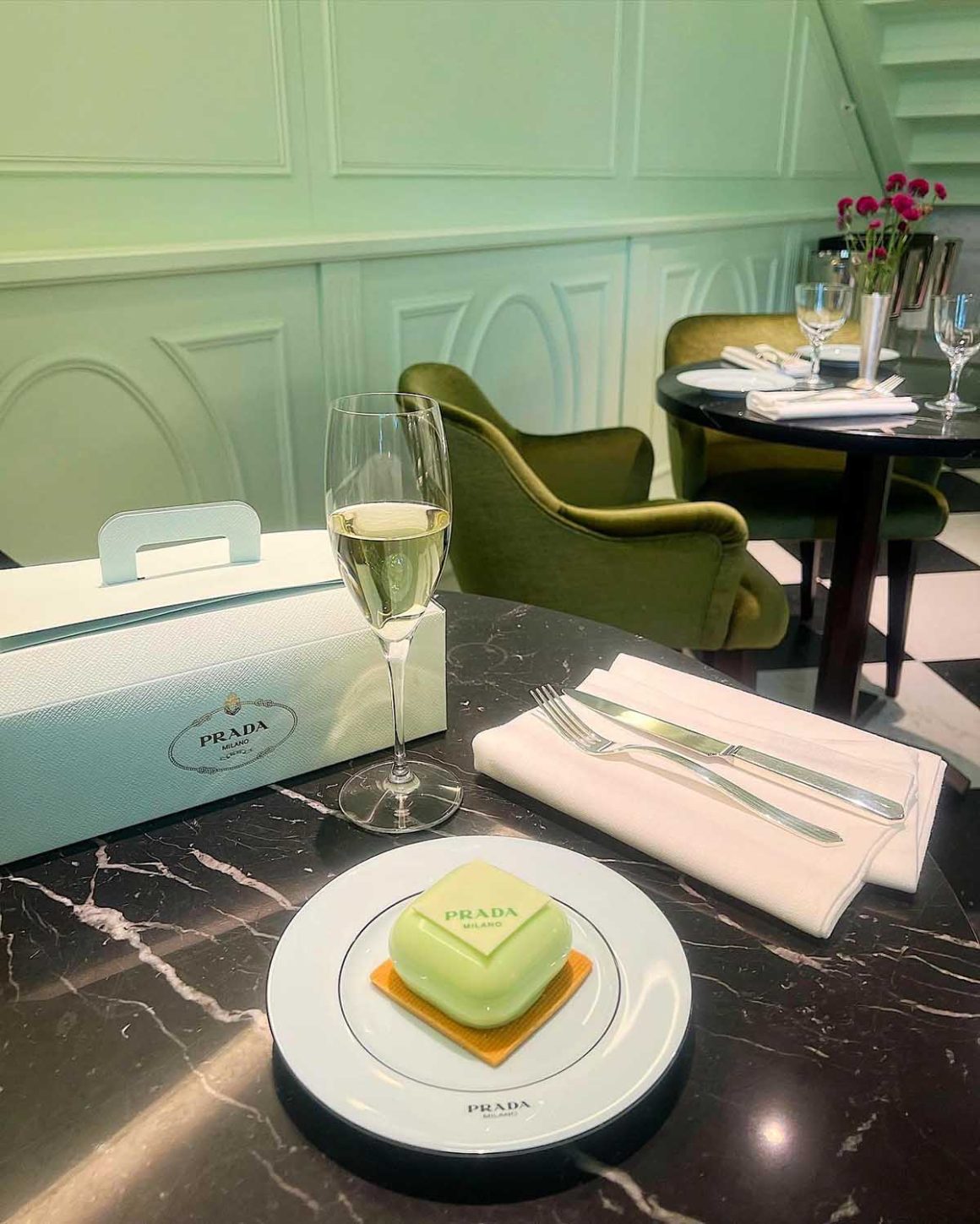 La maison de luxe Prada ouvre son premier café éphémère à Londres