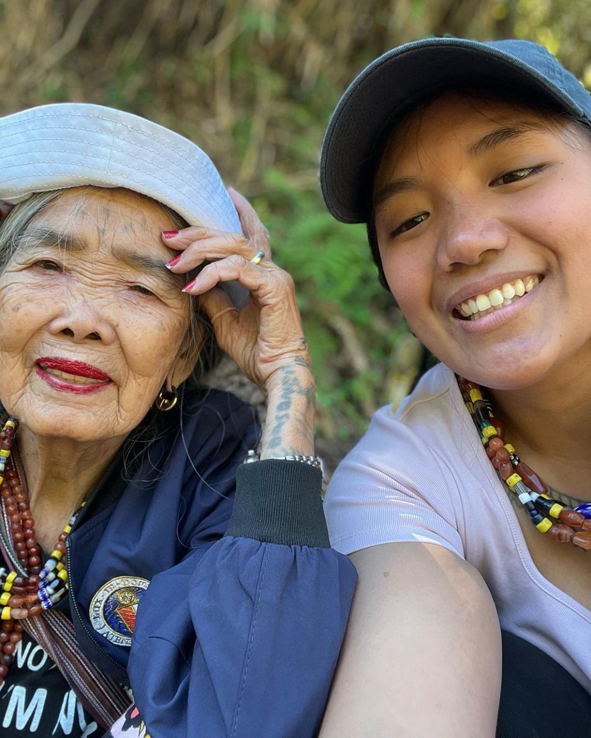 À 106 ans, cette tatoueuse devient le modèle le plus âgé à poser pour ...