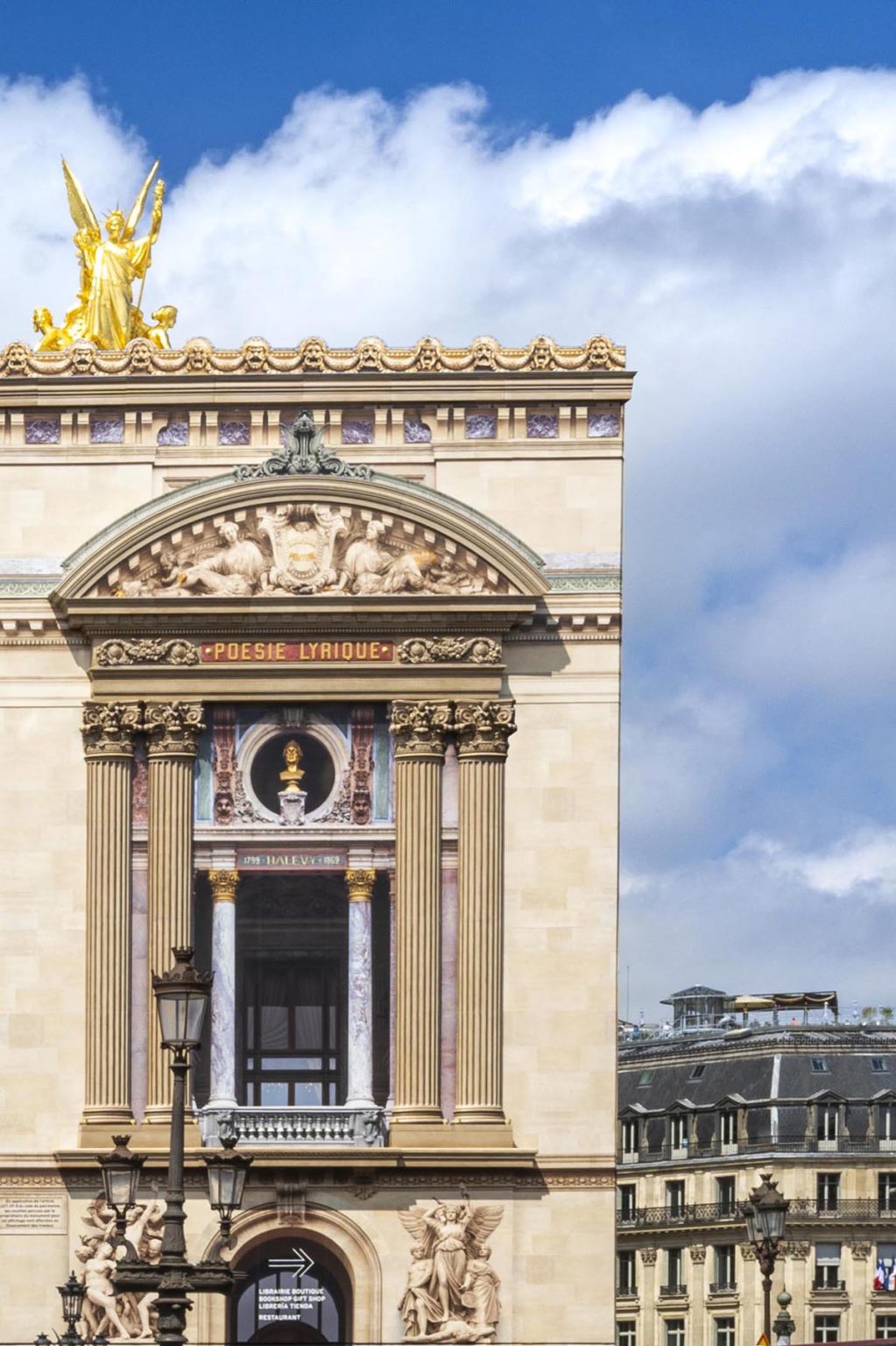 L'étonnante façade trompe-l'œil en relief pour les travaux de l'opéra ...