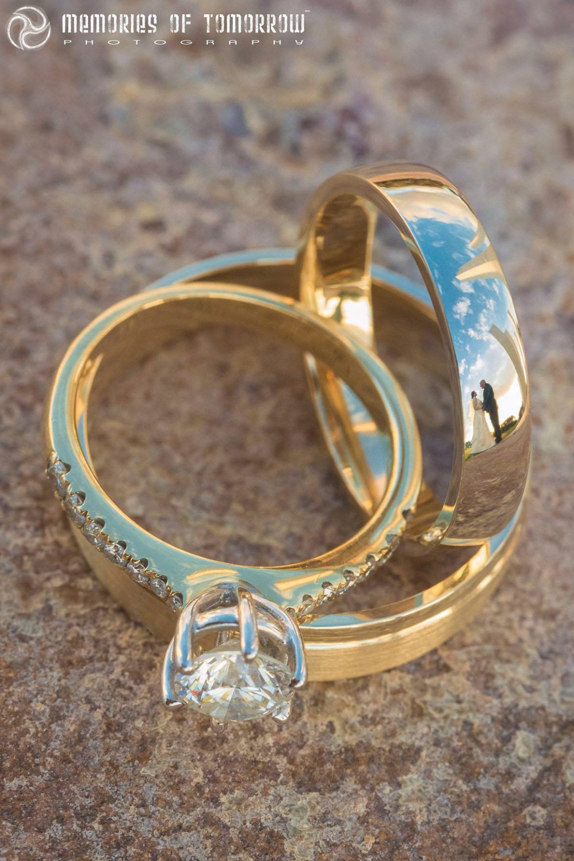 Ce photographe de mariage joue avec le reflet du couple sur les alliances