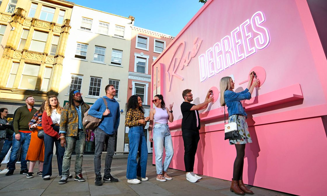 À Paris, Jacquemus présente un pop-up store ouvert 24h/24