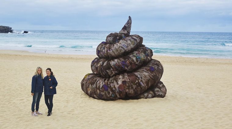 Une crotte de plastique géante pour sensibiliser à la pollution des océans