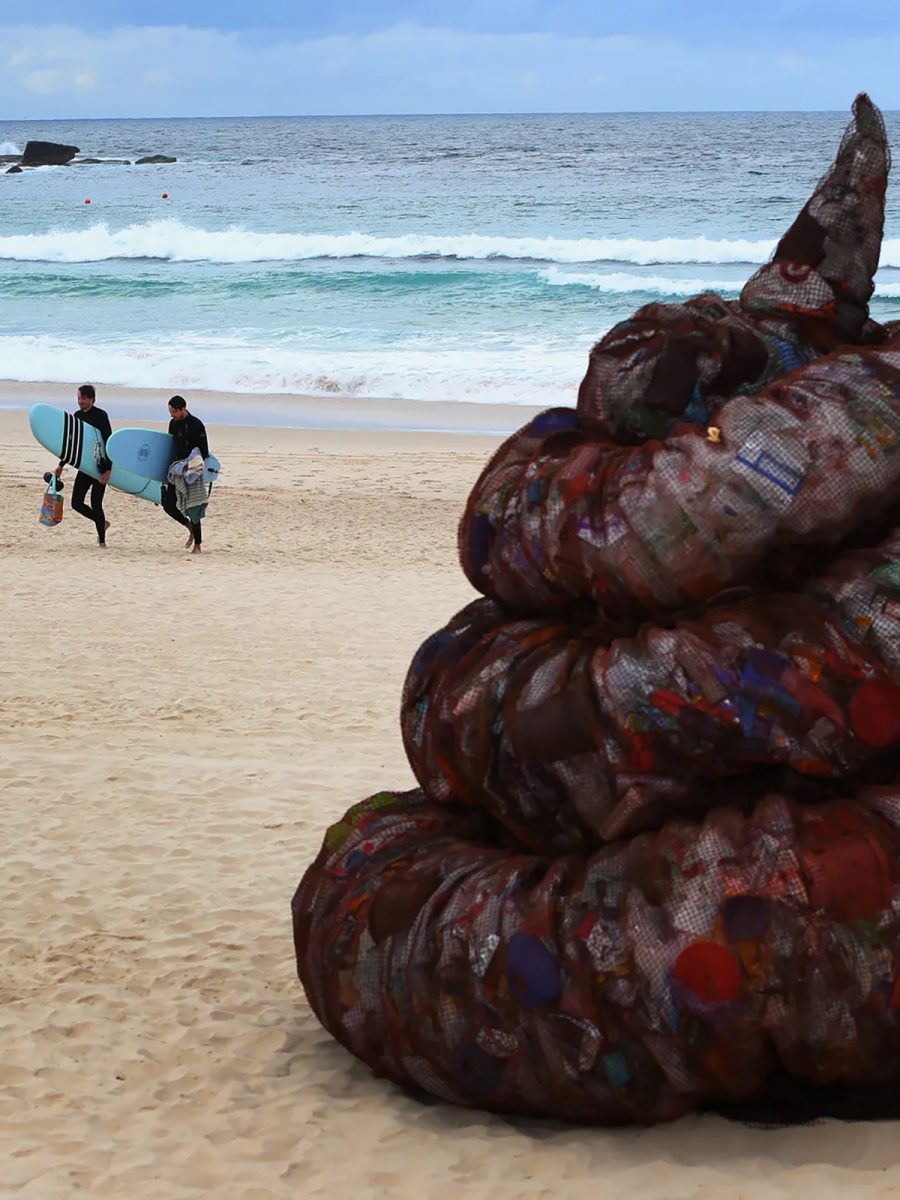 Une crotte de plastique géante pour sensibiliser à la pollution des ...