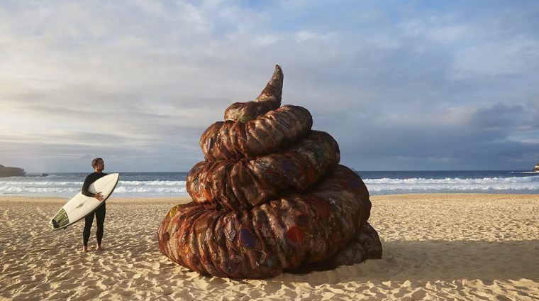Une crotte de plastique géante pour sensibiliser à la pollution des ...