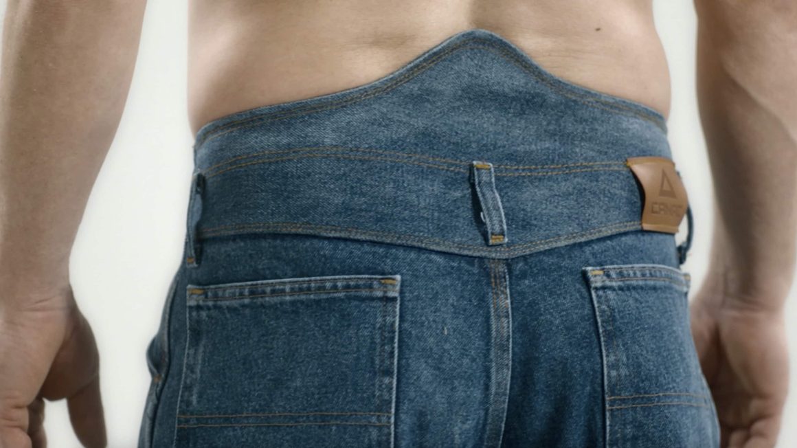 Un jean au design conçu pour cacher la célèbre "raie du plombier"