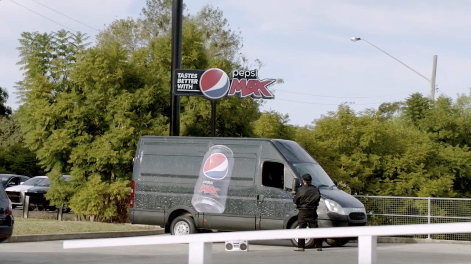 Pepsi tacle Coca en s'incrustant à côté des enseignes de fast-food ...