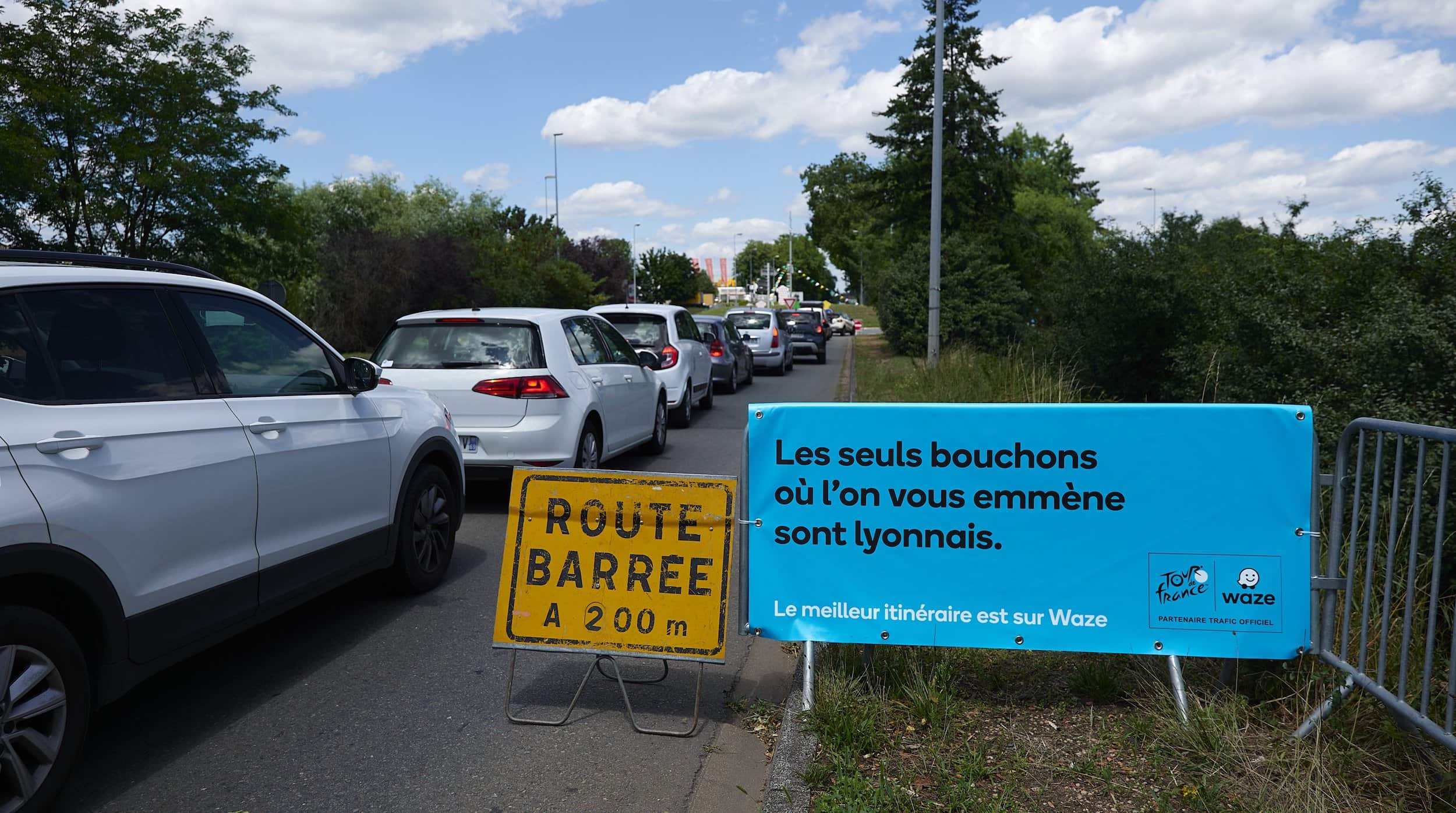 Waze trolle les automobilistes bloqués sur les routes par le Tour de France