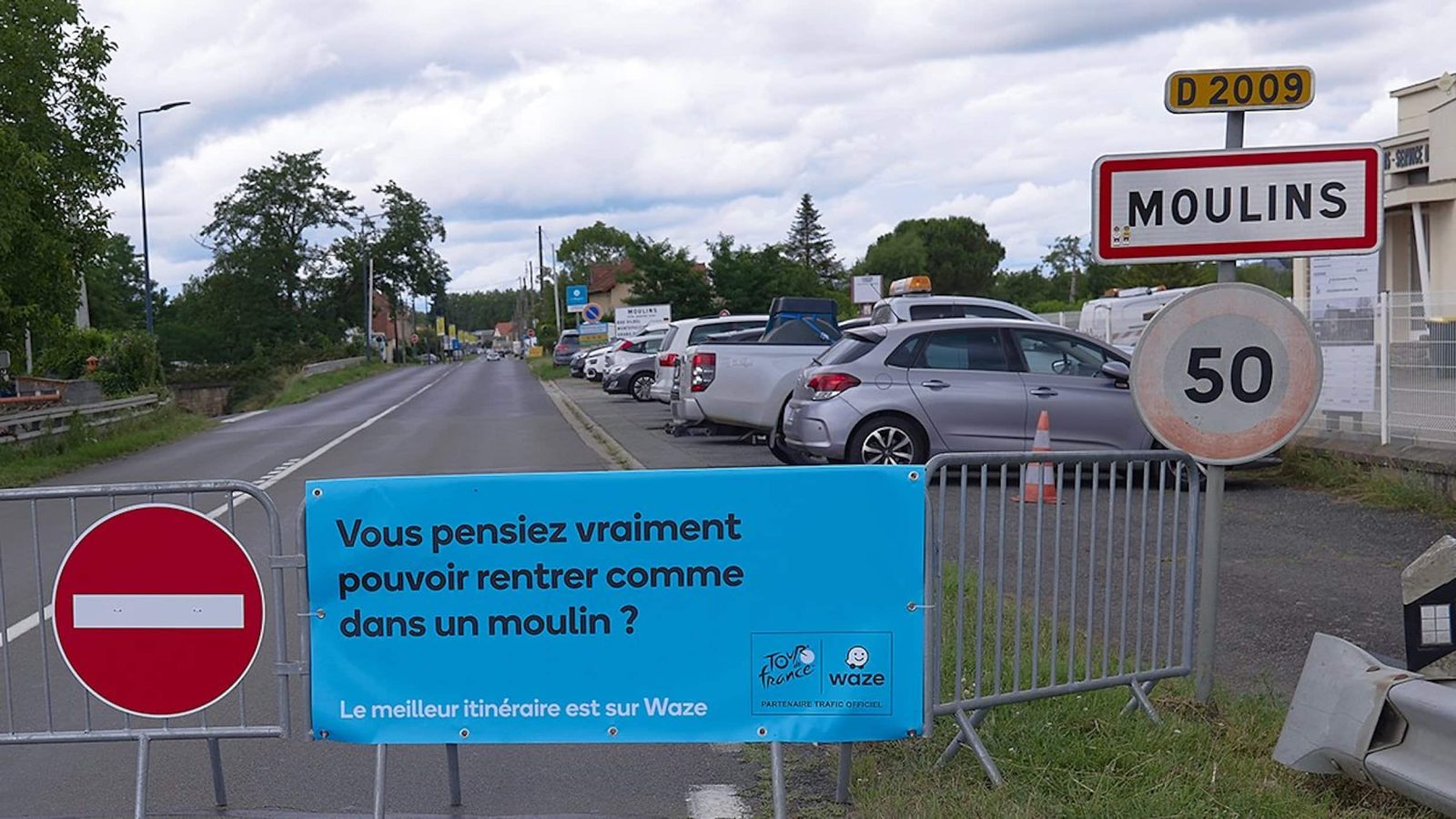 Waze trolle les automobilistes bloqués sur les routes par le Tour de ...