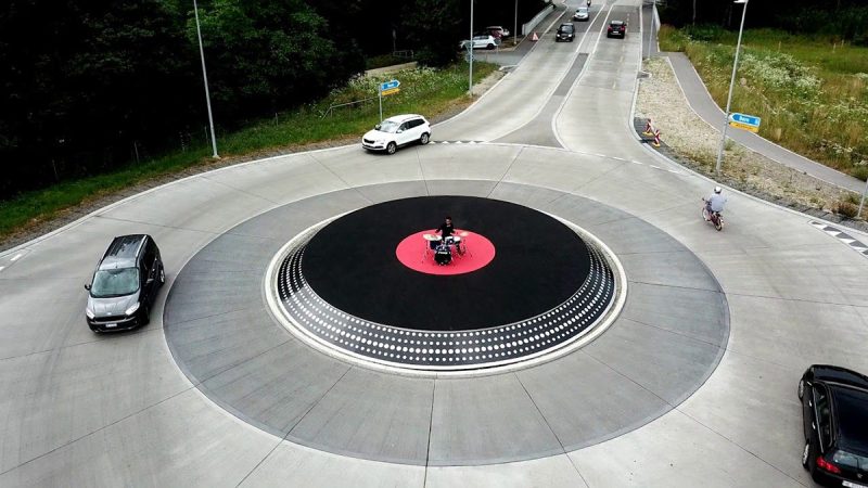 En Suisse, ce rond-point insolite a la forme d'un vinyle géant - Creapills