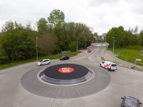 En Suisse, ce rond-point insolite a la forme d'un vinyle géant - Creapills