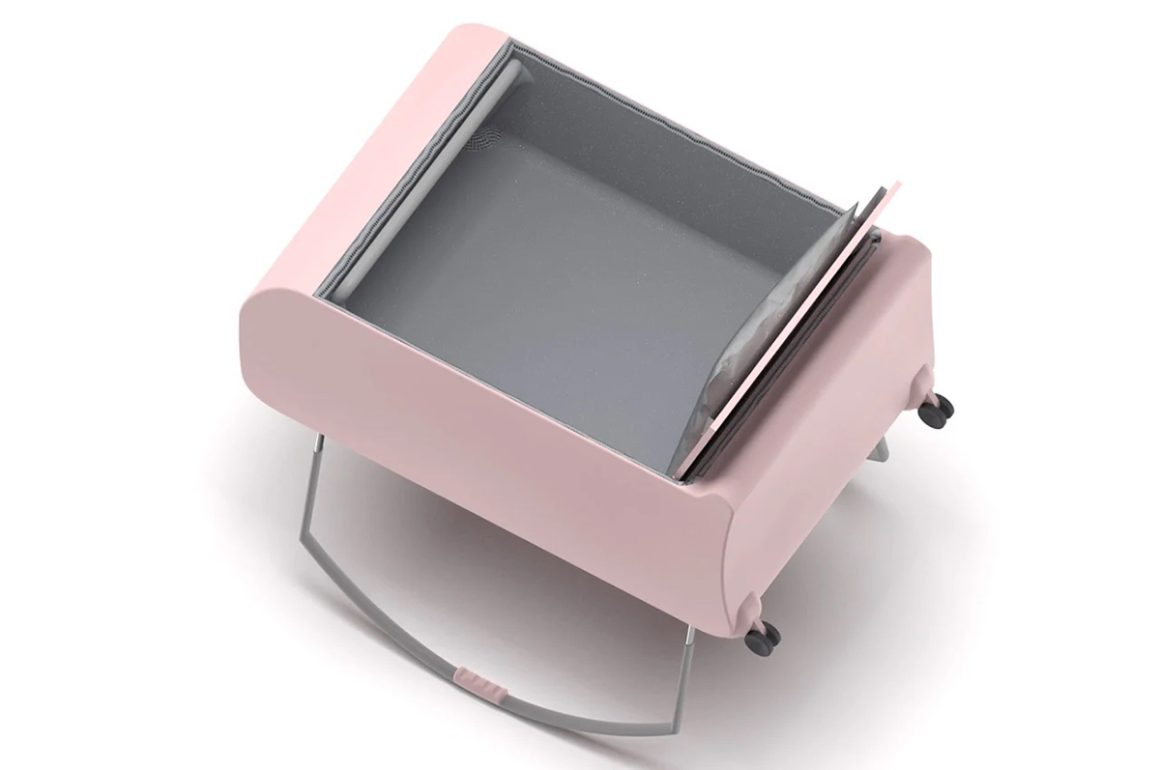 Cette valise design se transforme en berceau pour bébé en un clin d'œil