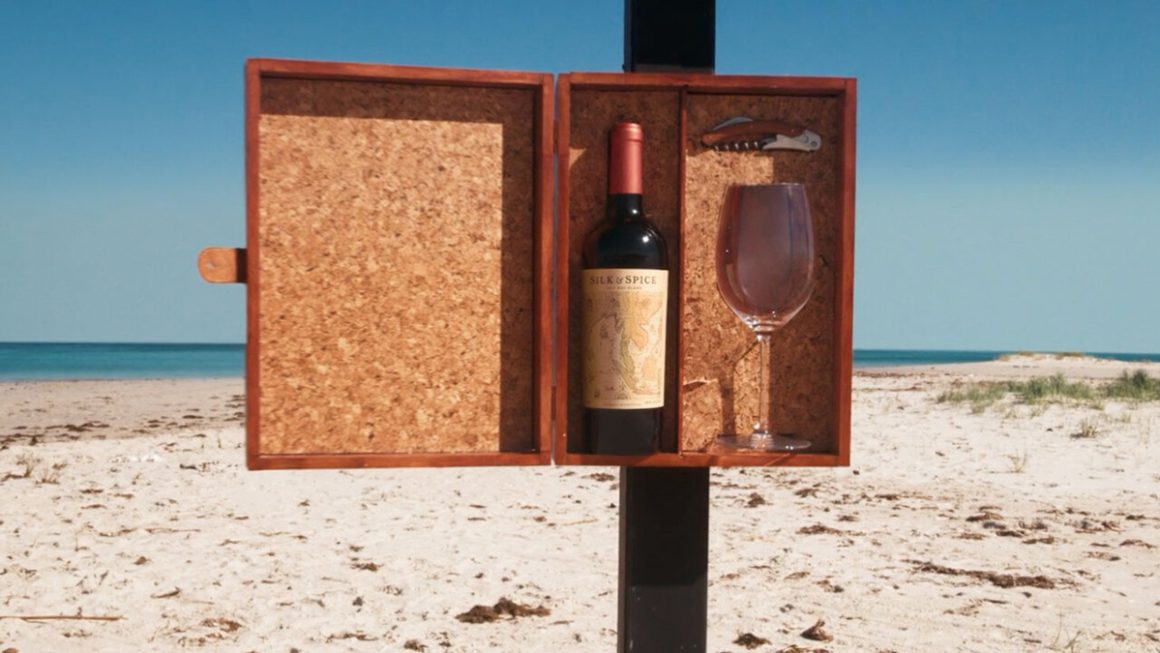 Installé sur une île déserte, ce panneau de pub contient une bouteille ...