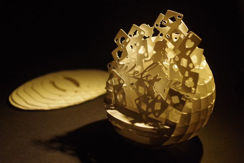 Cet artiste crée de magnifiques sphères de papier qui cachent un secret ...