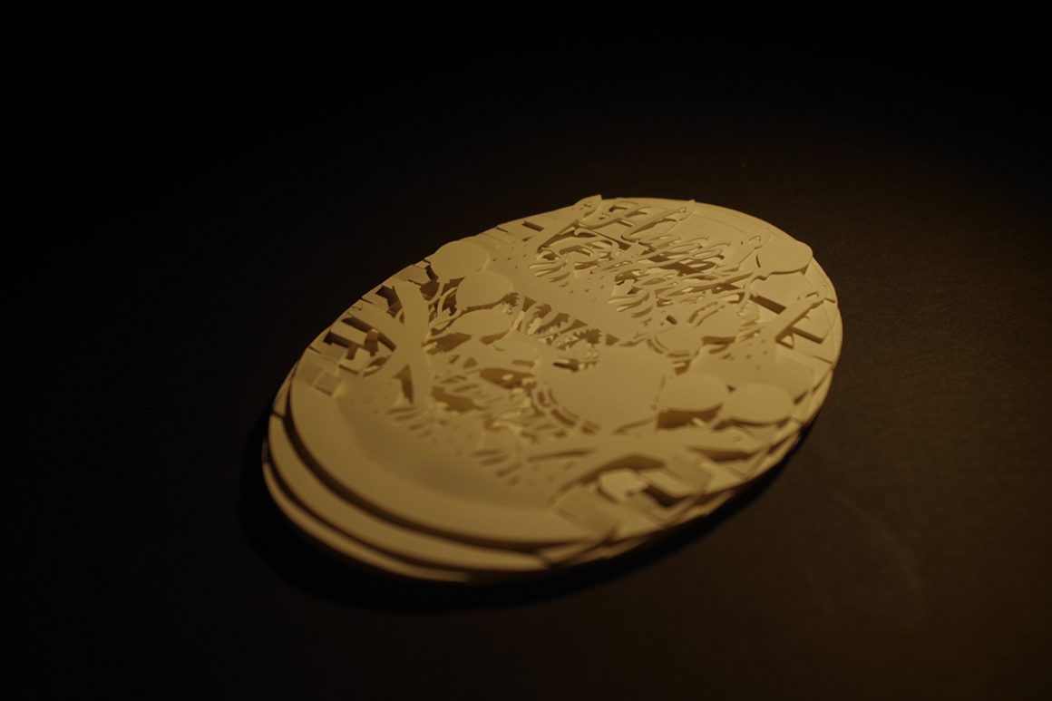 Cet artiste crée de magnifiques sphères de papier qui cachent un secret ...