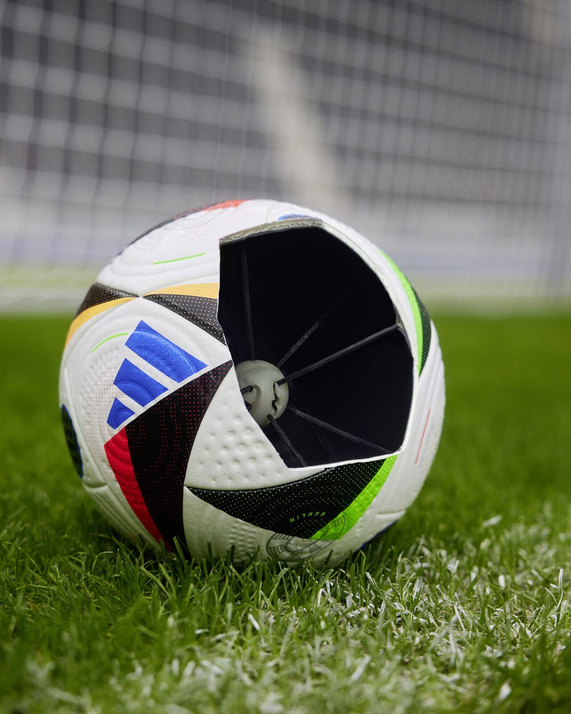 Adidas dévoile un ballon connecté pour détecter les hors-jeu de l’Euro ...