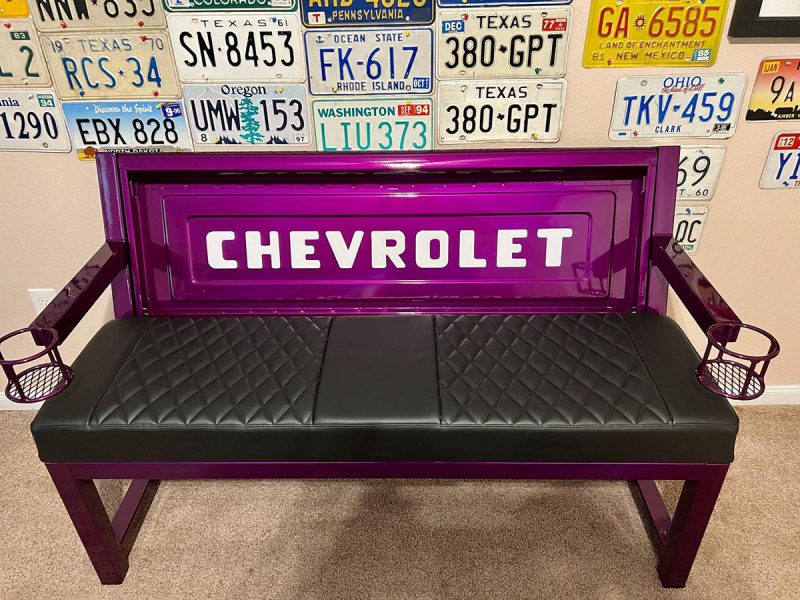 Ce créatif recycle les hayons de pickups en bancs vintage et créatifs