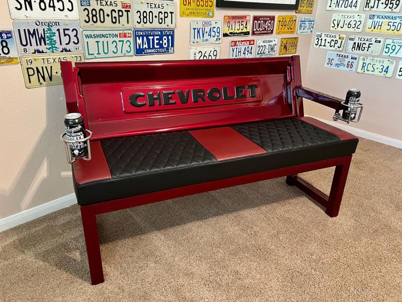 Ce créatif recycle les hayons de pickups en bancs vintage et créatifs