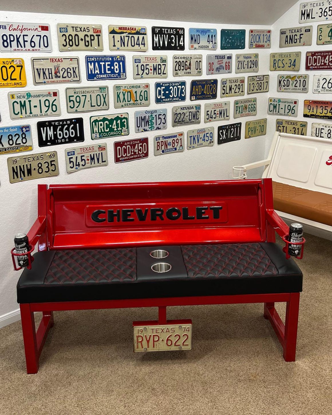 Ce créatif recycle les hayons de pickups en bancs vintage et créatifs