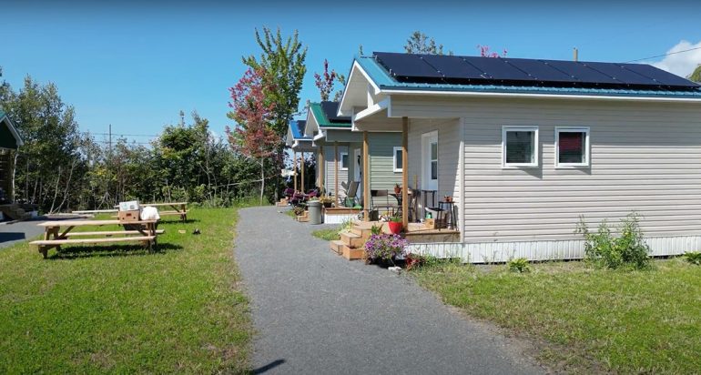 Canada : cet homme d’affaires construit des maisonnettes pour ...