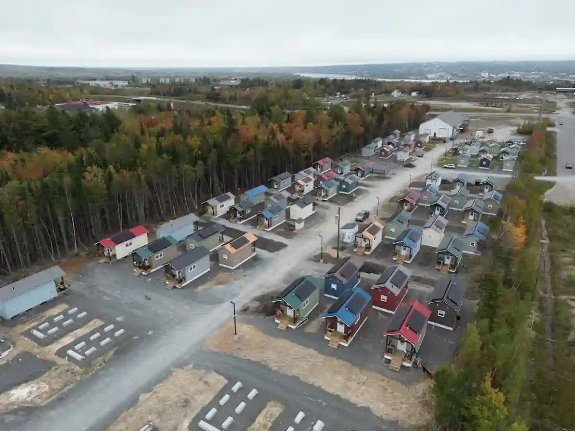 Canada : cet homme d’affaires construit des maisonnettes pour ...